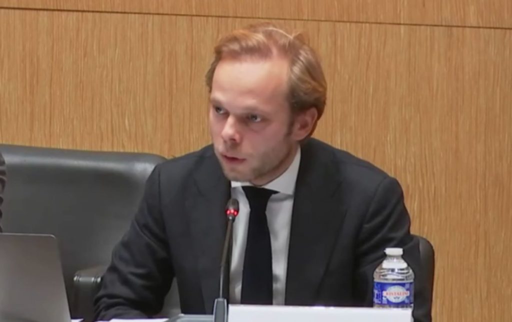 Greg Tabibian : l'humoriste qui bouscule l'actualité politique sur ...